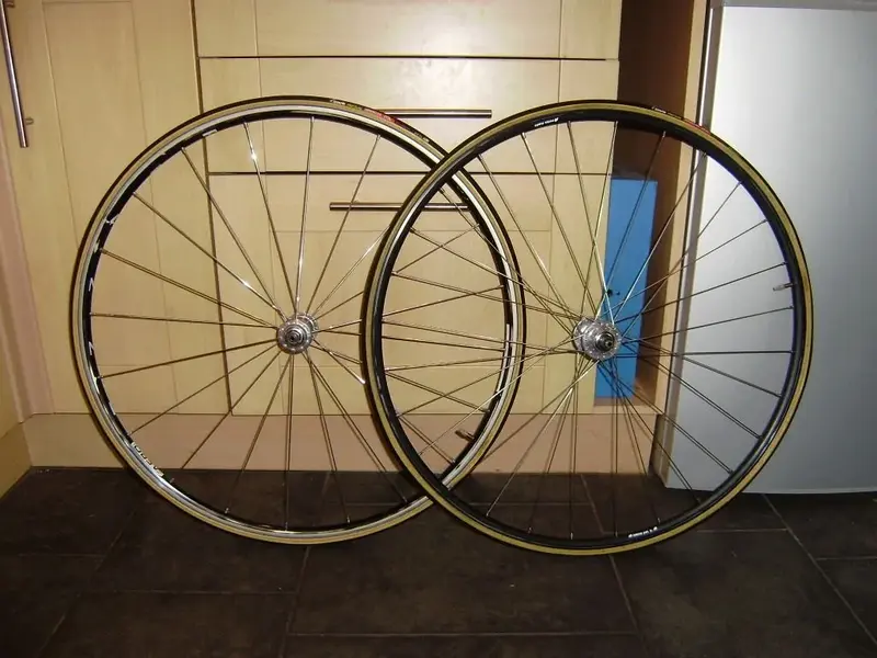 TT wheels: F20, R28 700C aero rims. | Retrobike