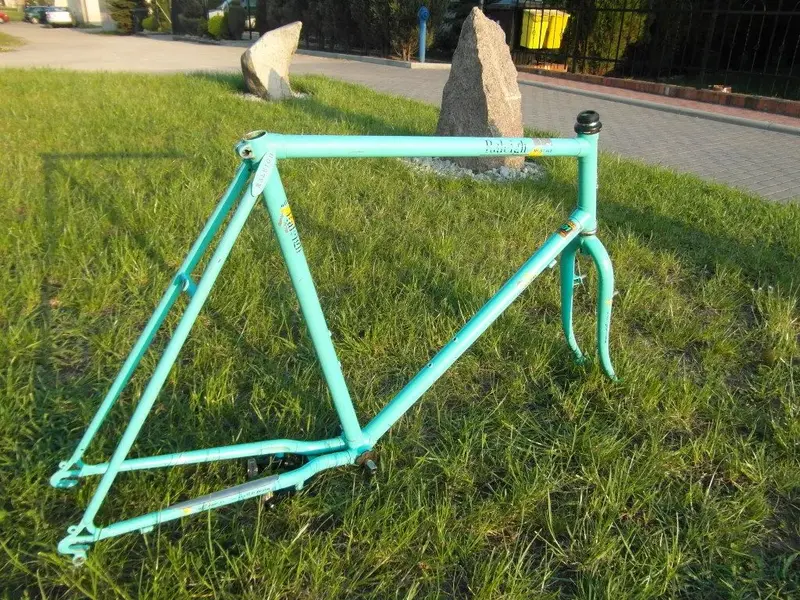 Vintage Raleigh frame + FREE | Retrobike