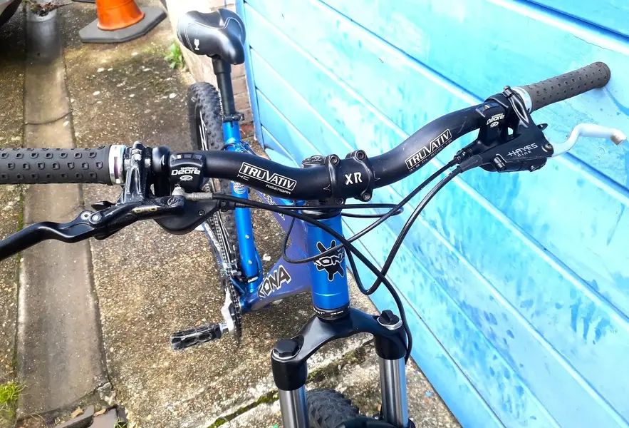 Sold - Kona Hoss Deluxe, 18 inch, 2005, blue, VGC | Retrobike